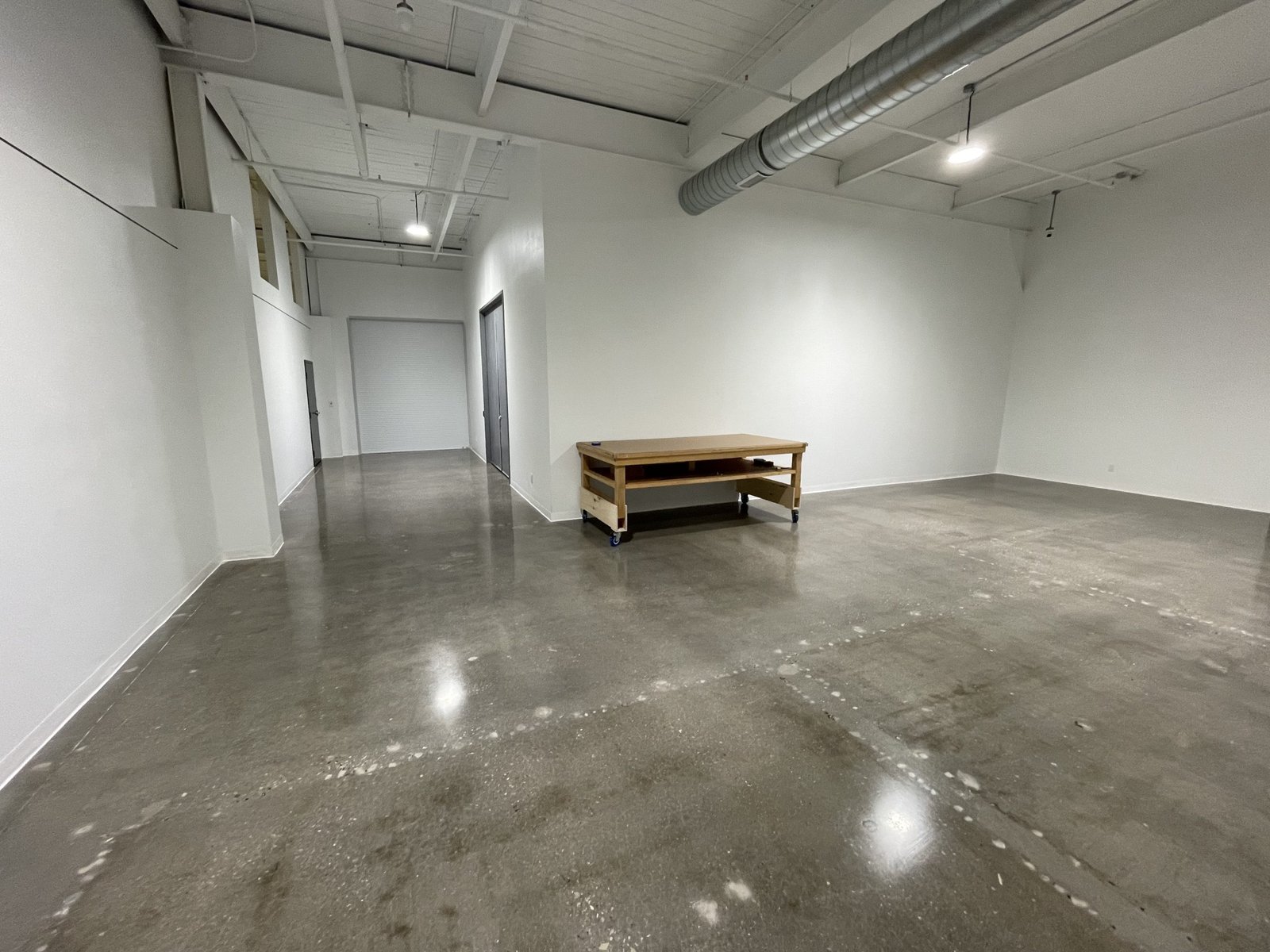 GalleryExpress Fine Art Viewing Room - Minimalist Elegance